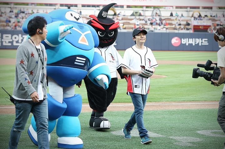 IBK기업은행, kt wiz 시구 던지며 네팔에 희망 전한다