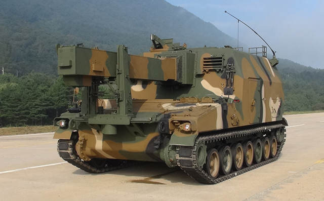 한화디펜스의 ‘K56탄약운반장갑차’ 실전 배치…K55A1자주포 완전한 전력 발휘 가능